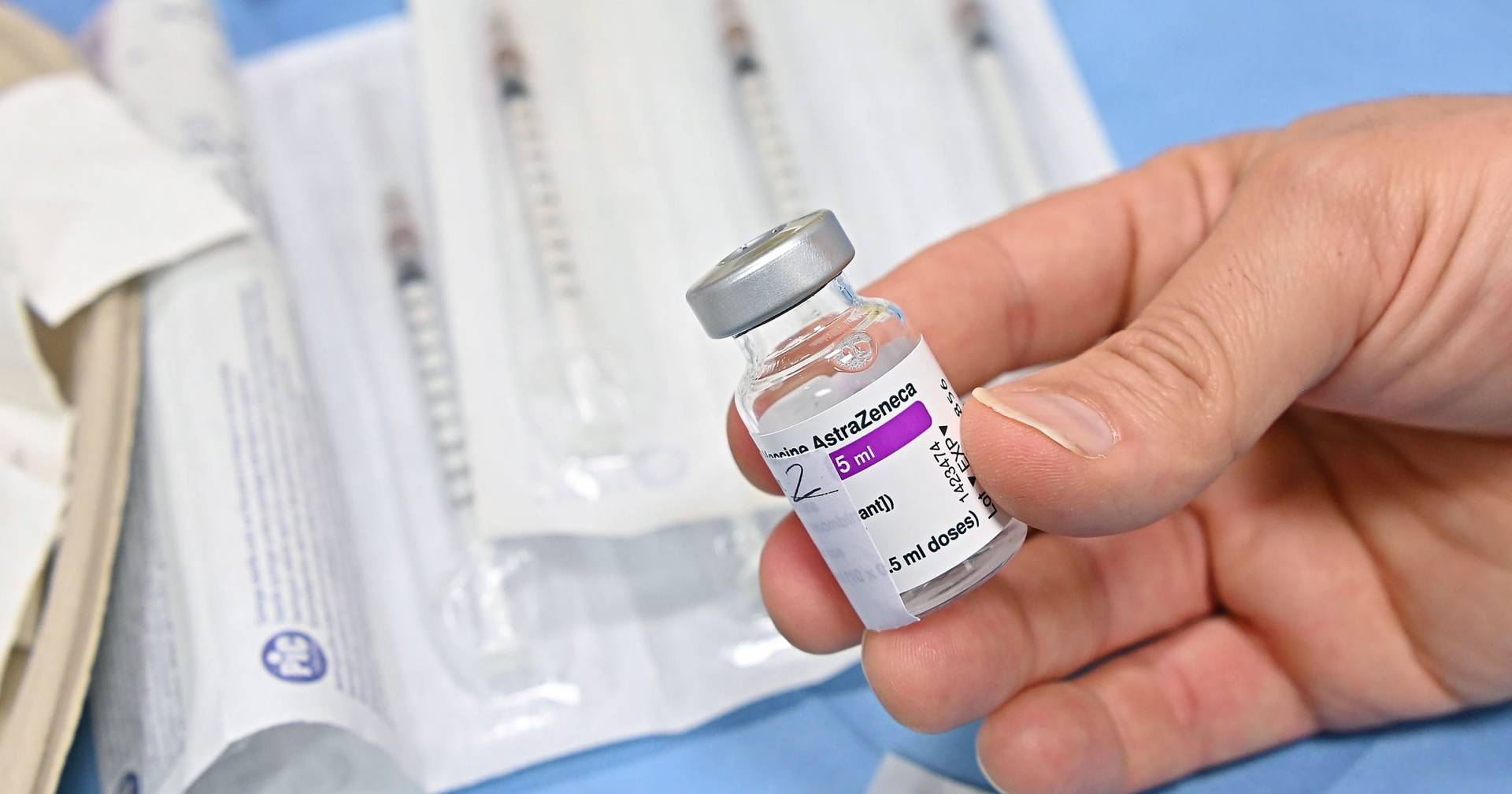 AstraZeneca deverá produzir fora da UE metade das doses acordadas com ...