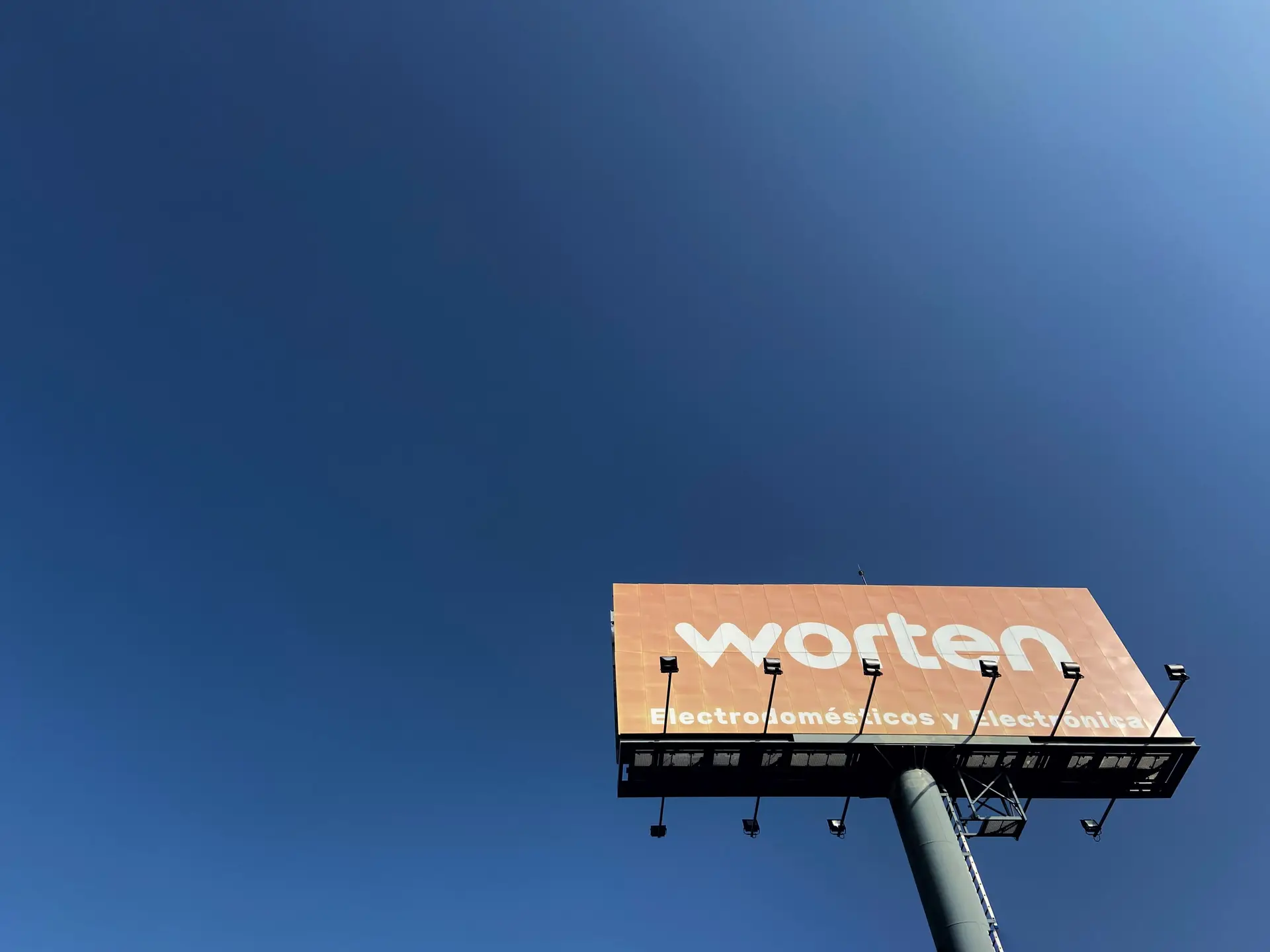 Preço de televisão à venda na Worten aumentou dois mil euros de um dia ...