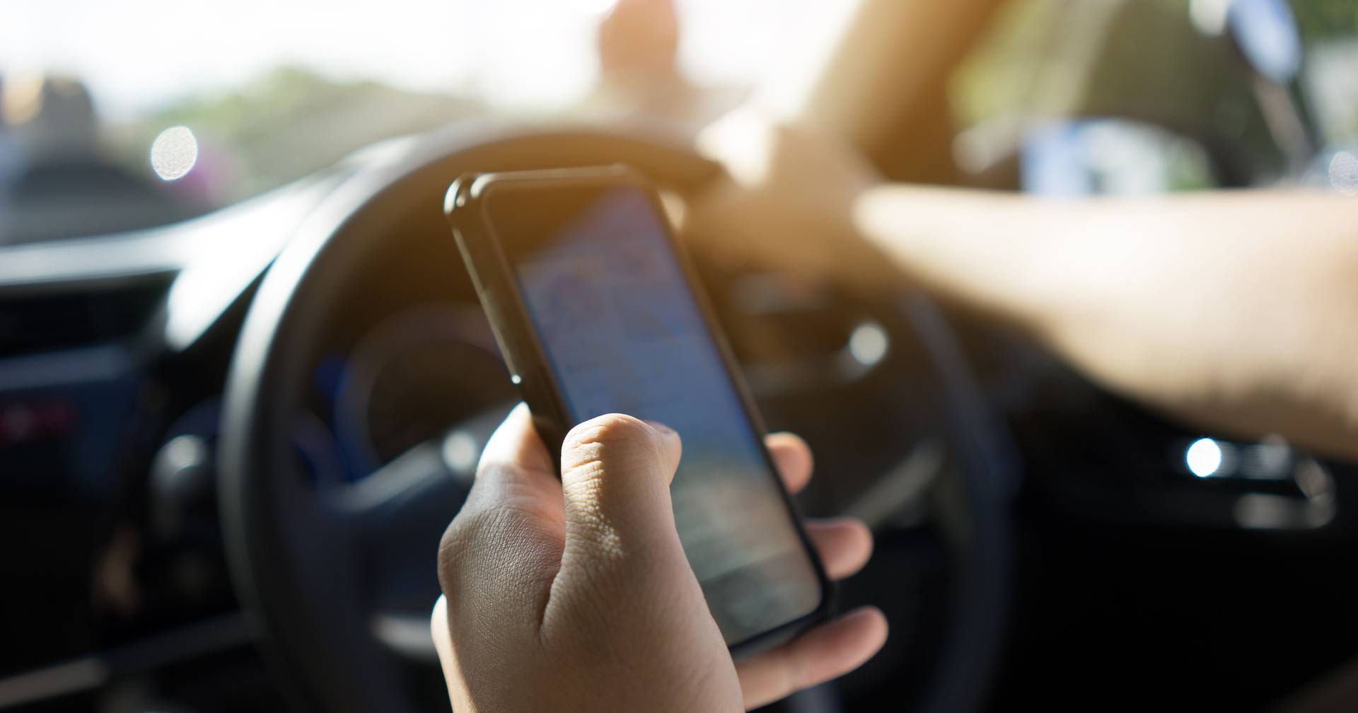 Mais de 1.180 infrações por uso de telemóvel durante a condução - SIC ...