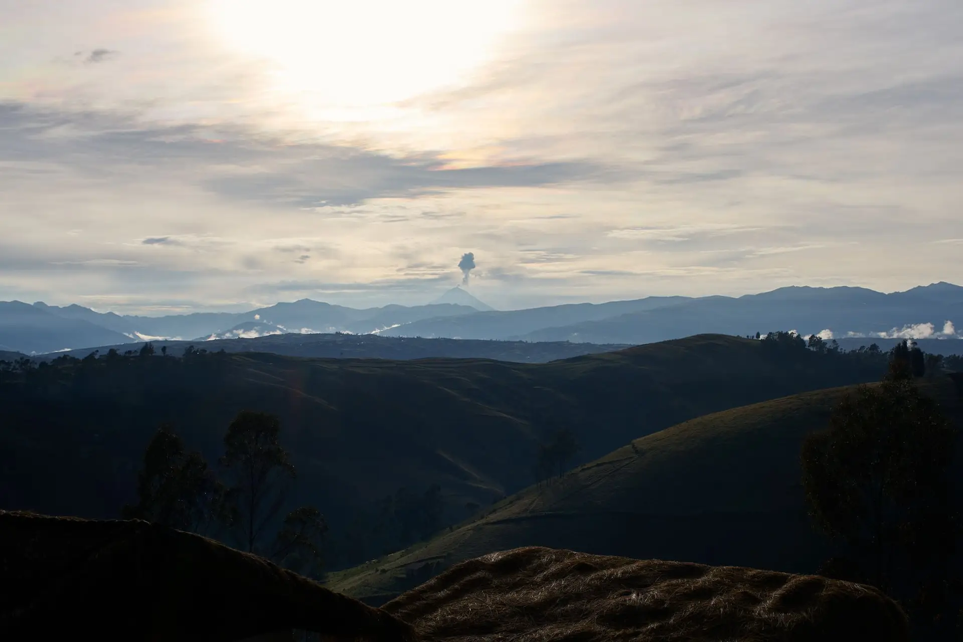 Vulcão Sangay no Equador expele cinzas a 8.480 metros de altura - SIC ...