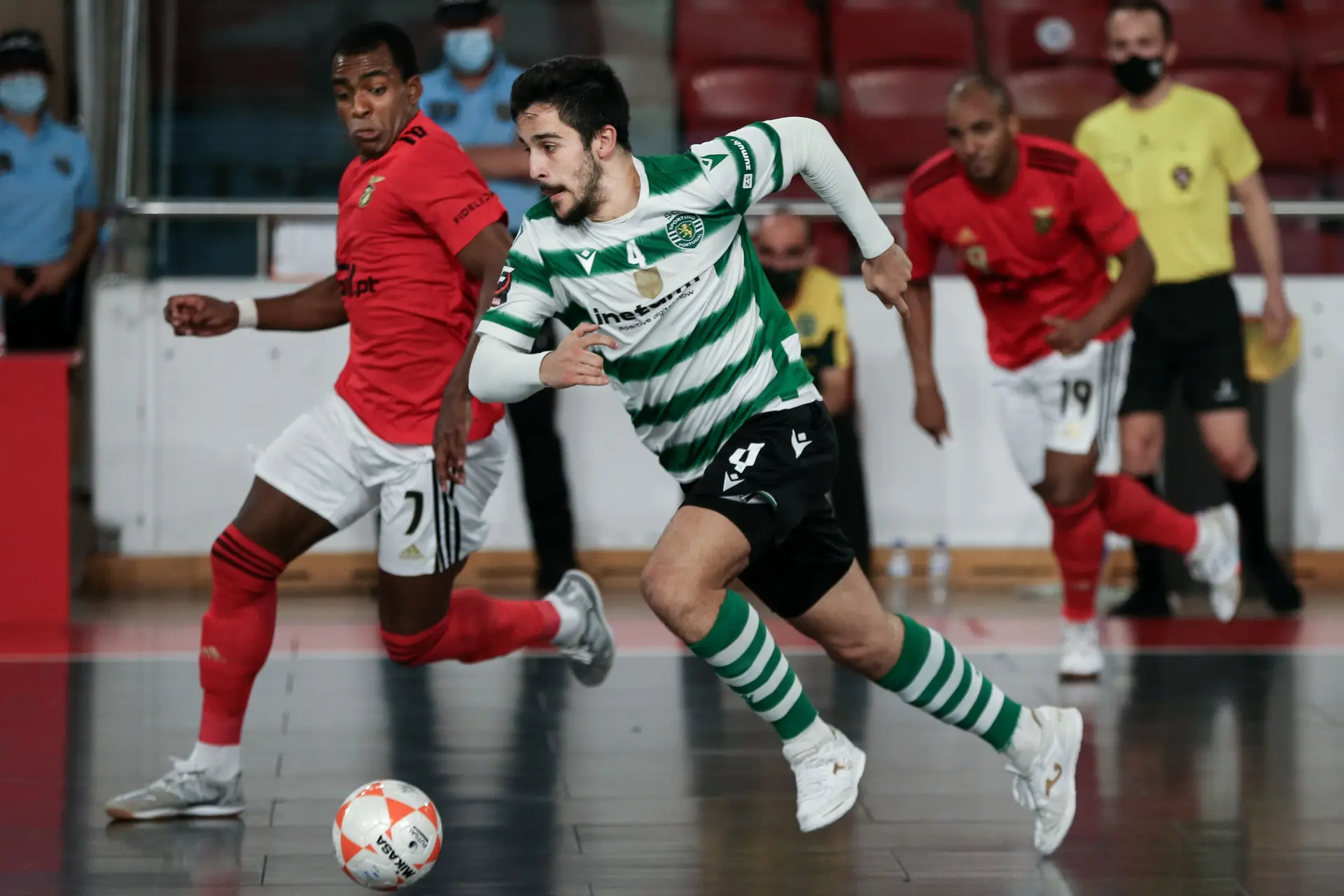Sporting vence na Luz e sagra-se campeão português de futsal - SIC Notícias