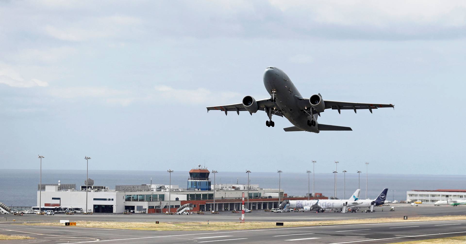 Vento forte no aeroporto da Madeira cancela mais de 40 voos - SIC Notícias