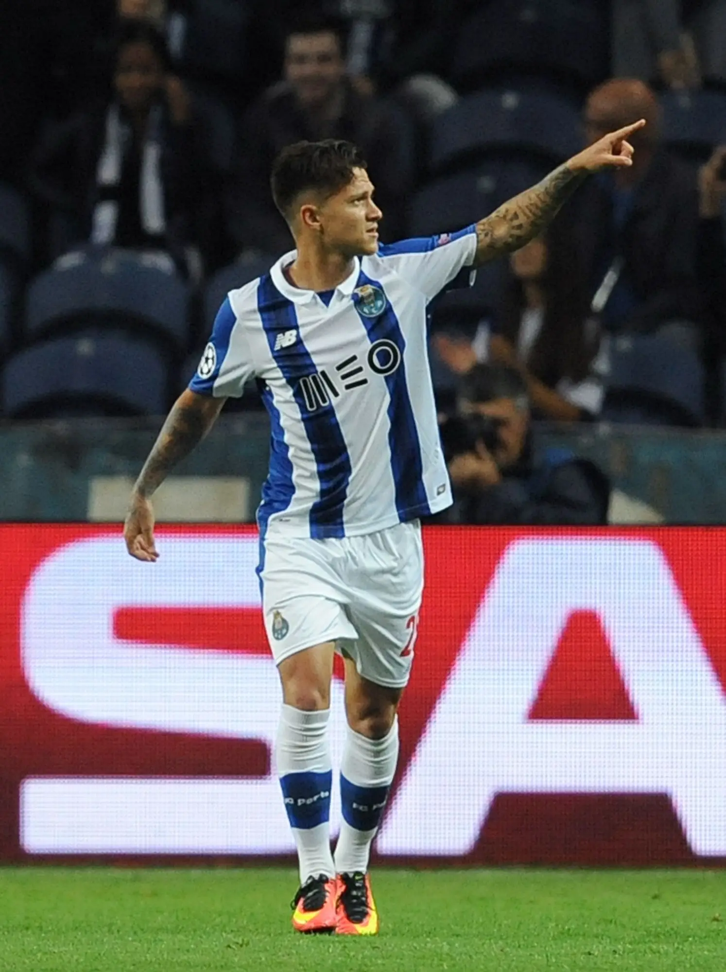 “Otávio não recebeu prémio de assinatura de 15 milhões de euros” - SIC ...