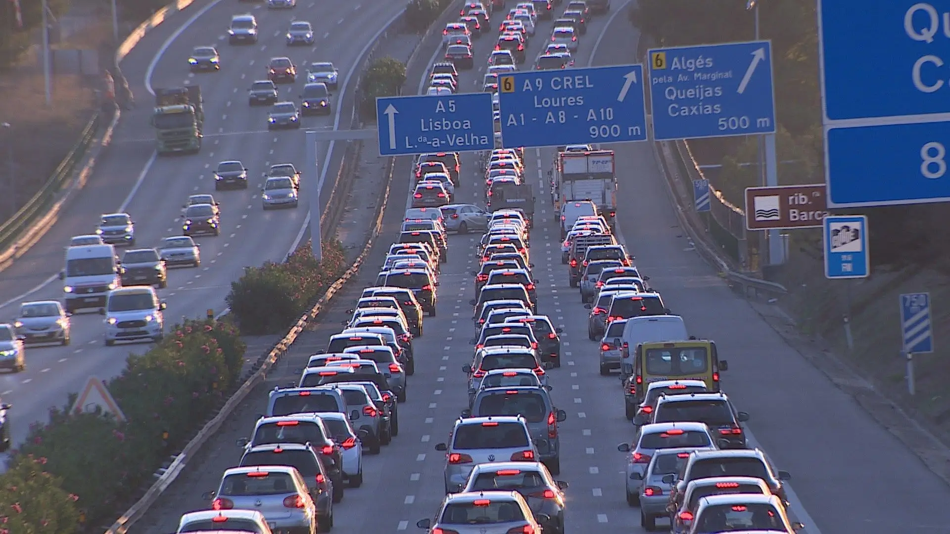 Trânsito em Lisboa voltou aos níveis pré-pandemia com longas filas de ...