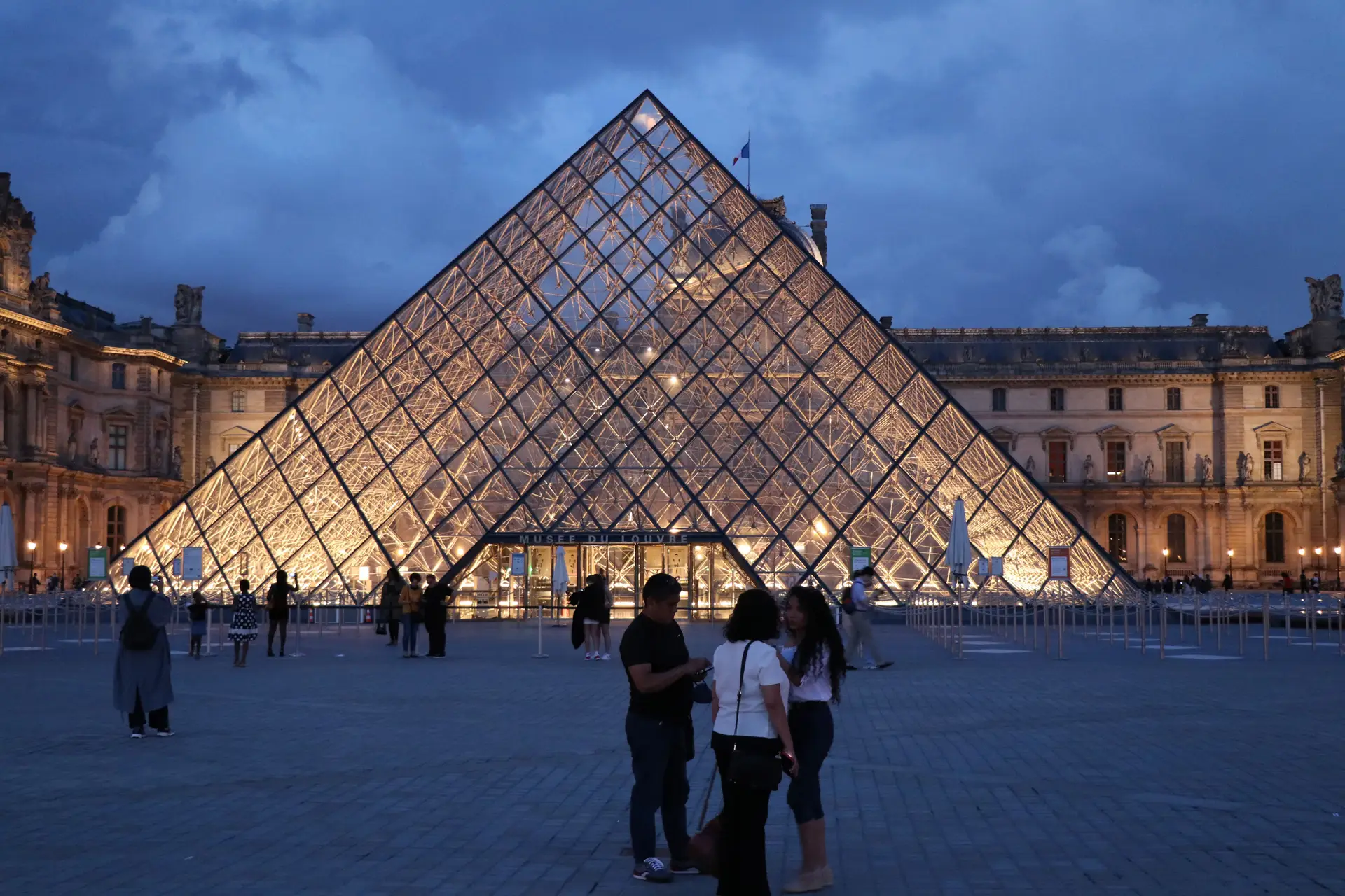 Louvre, o museu mais visitado do mundo, comemora 230 anos - SIC Notícias