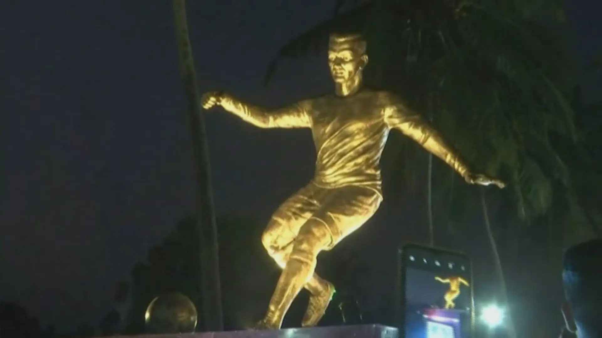 Estátua de Cristiano Ronaldo inaugurada em Goa - SIC Notícias