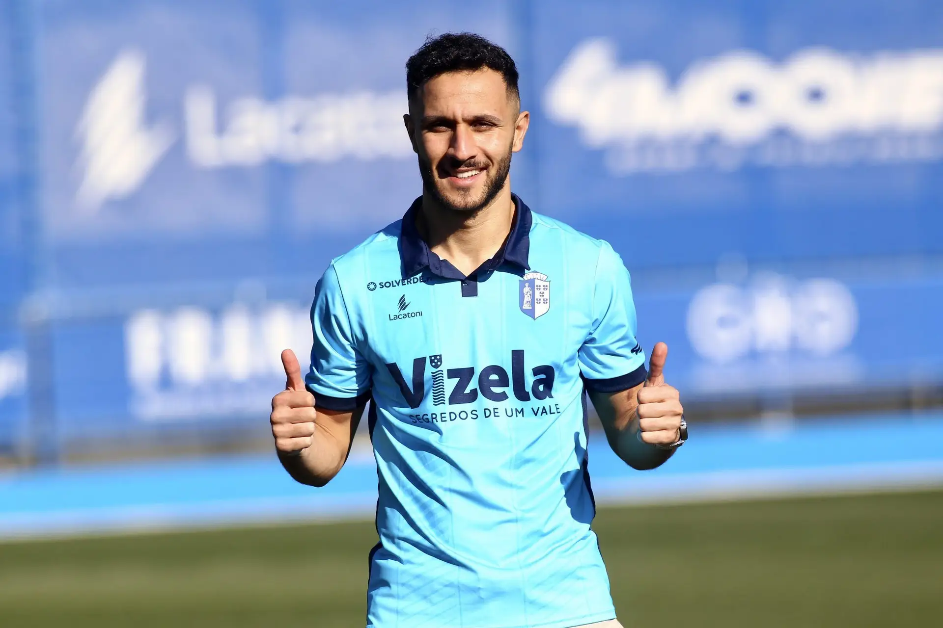 Médio Osama Rashid regressa a Portugal para jogar no Vizela - SIC Notícias