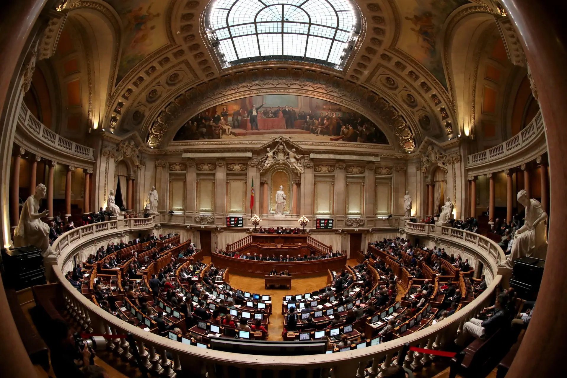 Parlamento estreia 'semáforo' que corta o microfone aos deputados - SIC ...