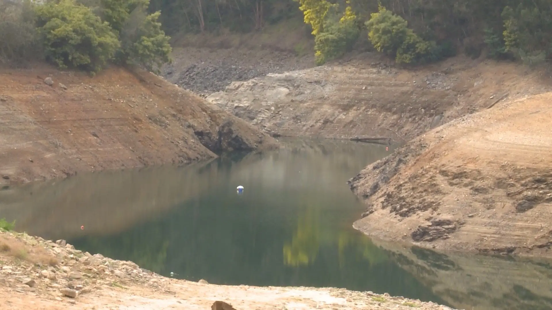 Descida dos níveis da barragem de Castelo de Bode deixa a descoberto ...