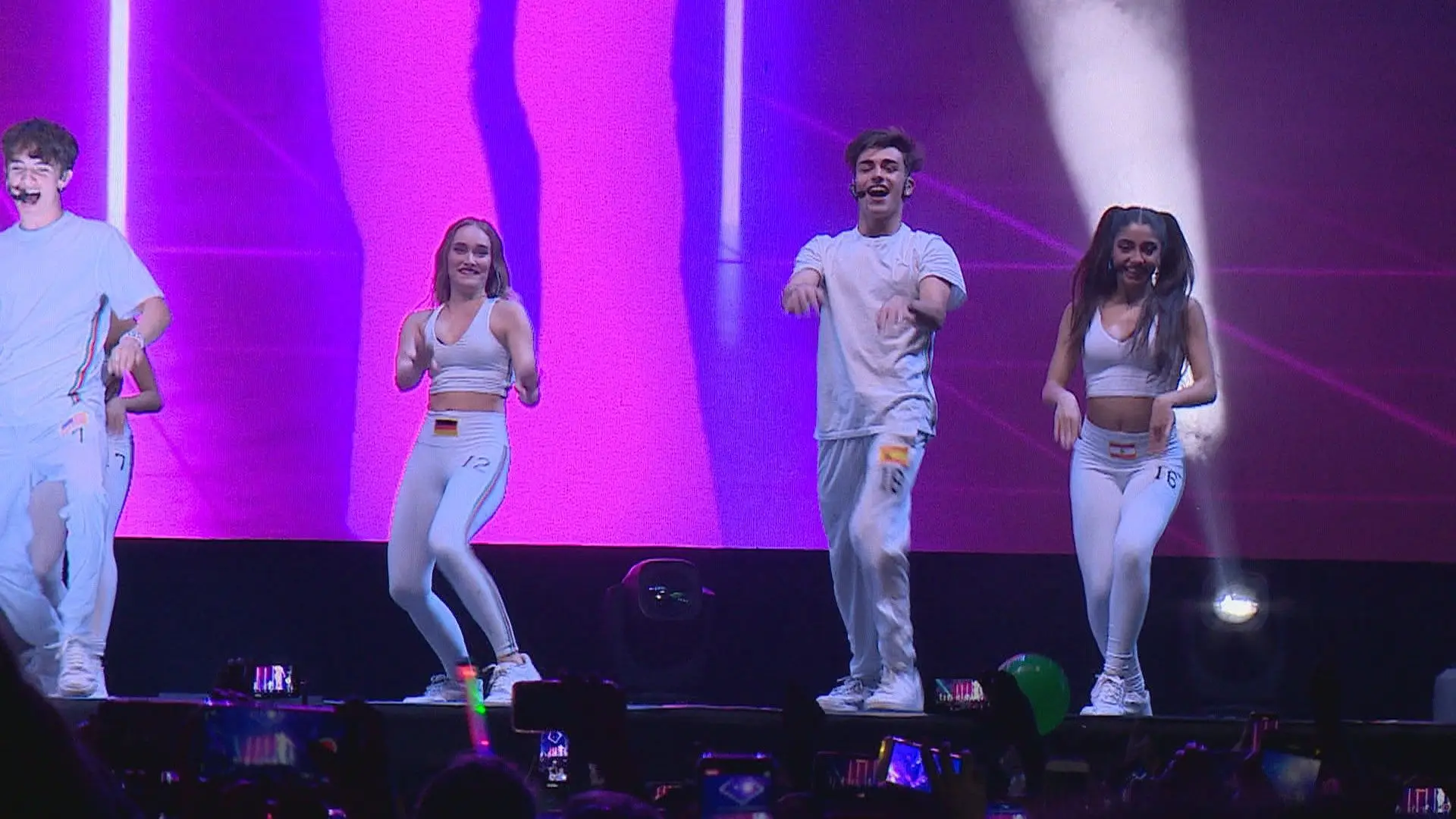 As imagens do primeiro concerto dos Now United em Portugal - SIC Notícias