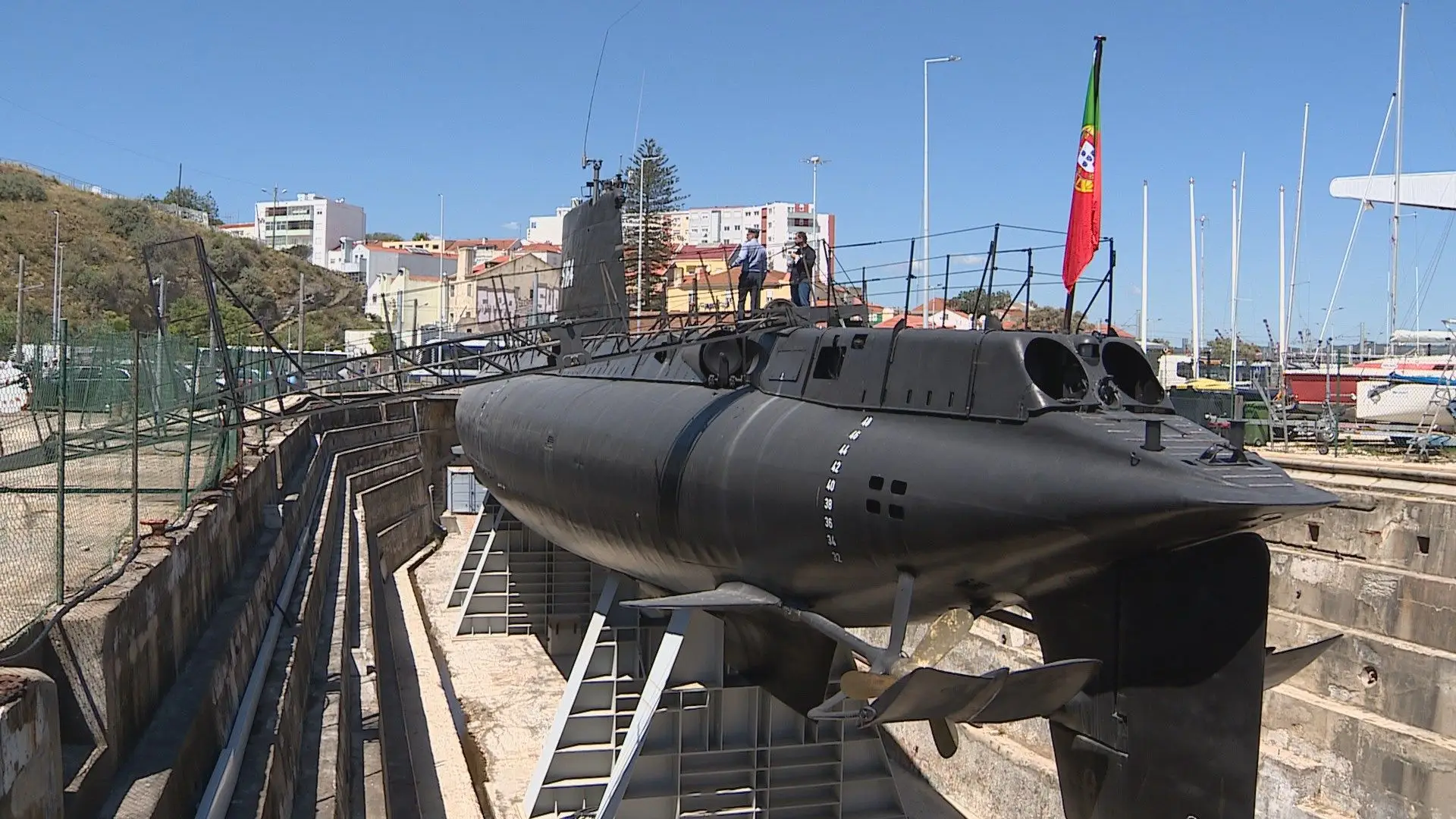 Submarino Barracuda aberto ao público no dia do 54.º aniversário - SIC ...