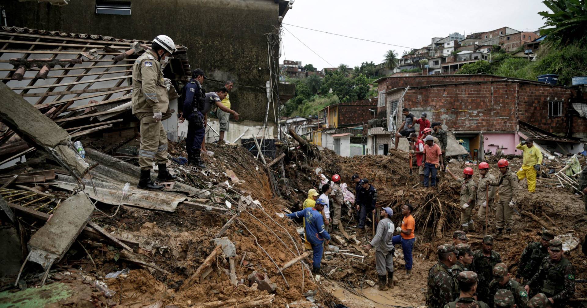 Cheias no Brasil: mais de 80 mortos e milhares de desalojados - SIC ...