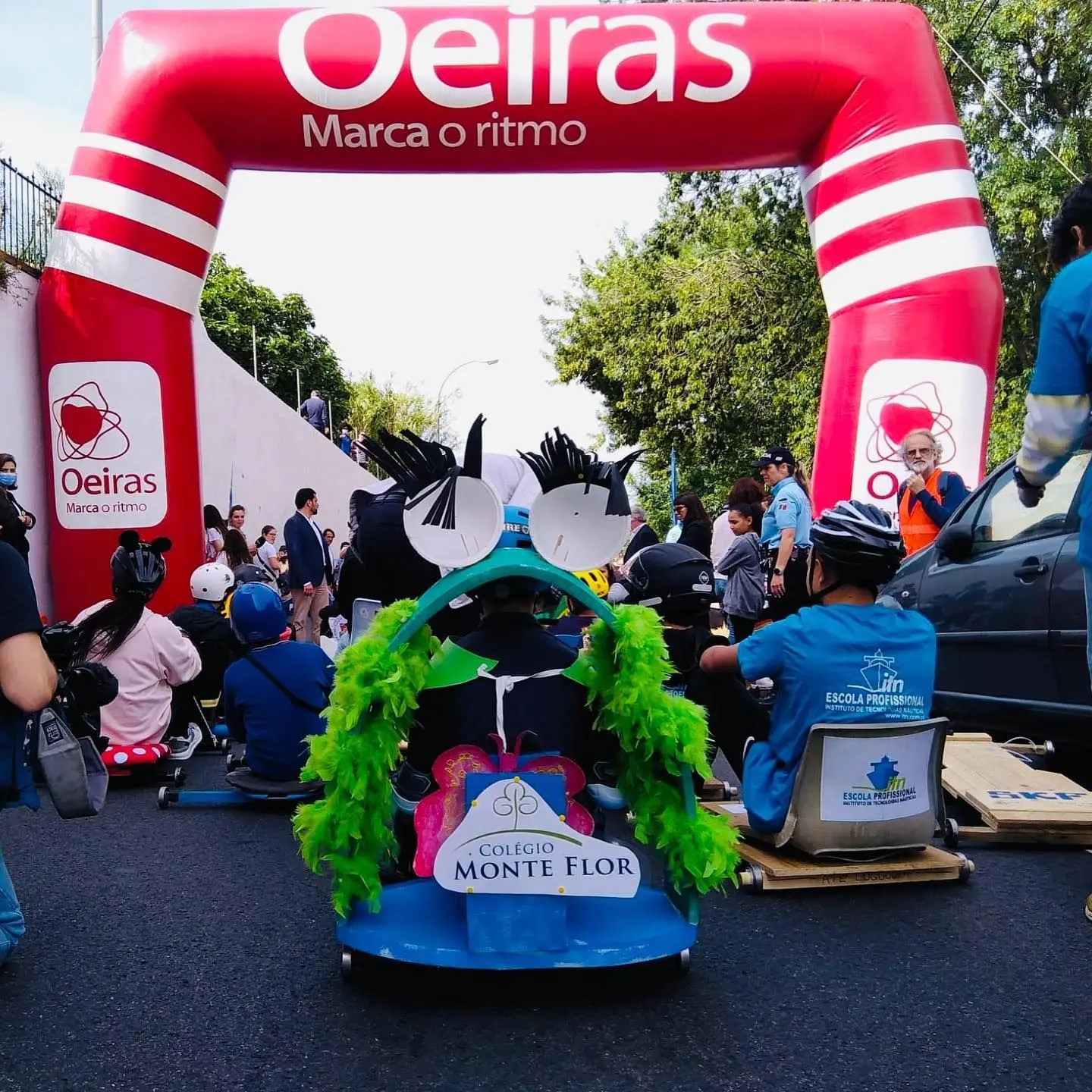 Uma corrida de carrinhos de rolamentos para crianças - SIC Notícias