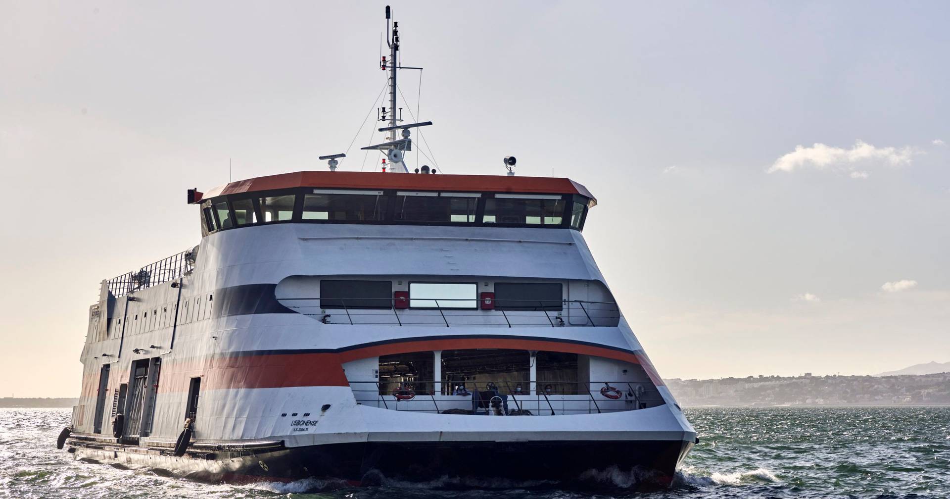 Barcos entre o Montijo e o Cais do Sodré com constrangimentos - SIC ...