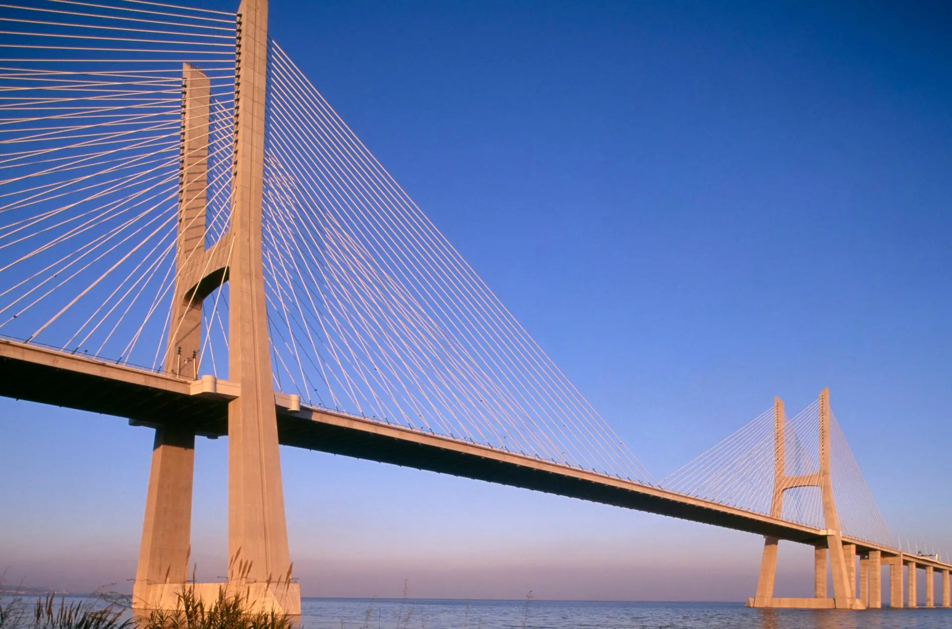 Trânsito condicionado na ponte Vasco da Gama no sentido sul-norte ...