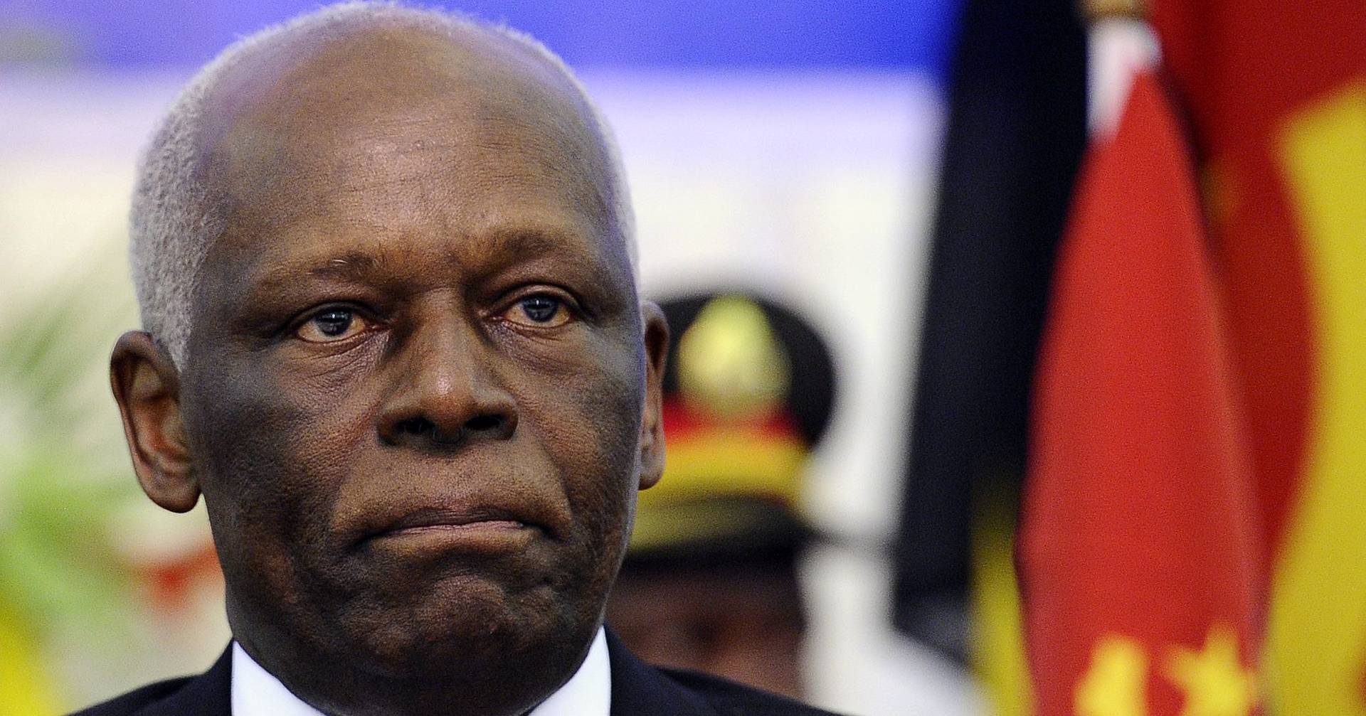 Corpo do antigo Presidente de Angola a caminho do Luanda - SIC Notícias