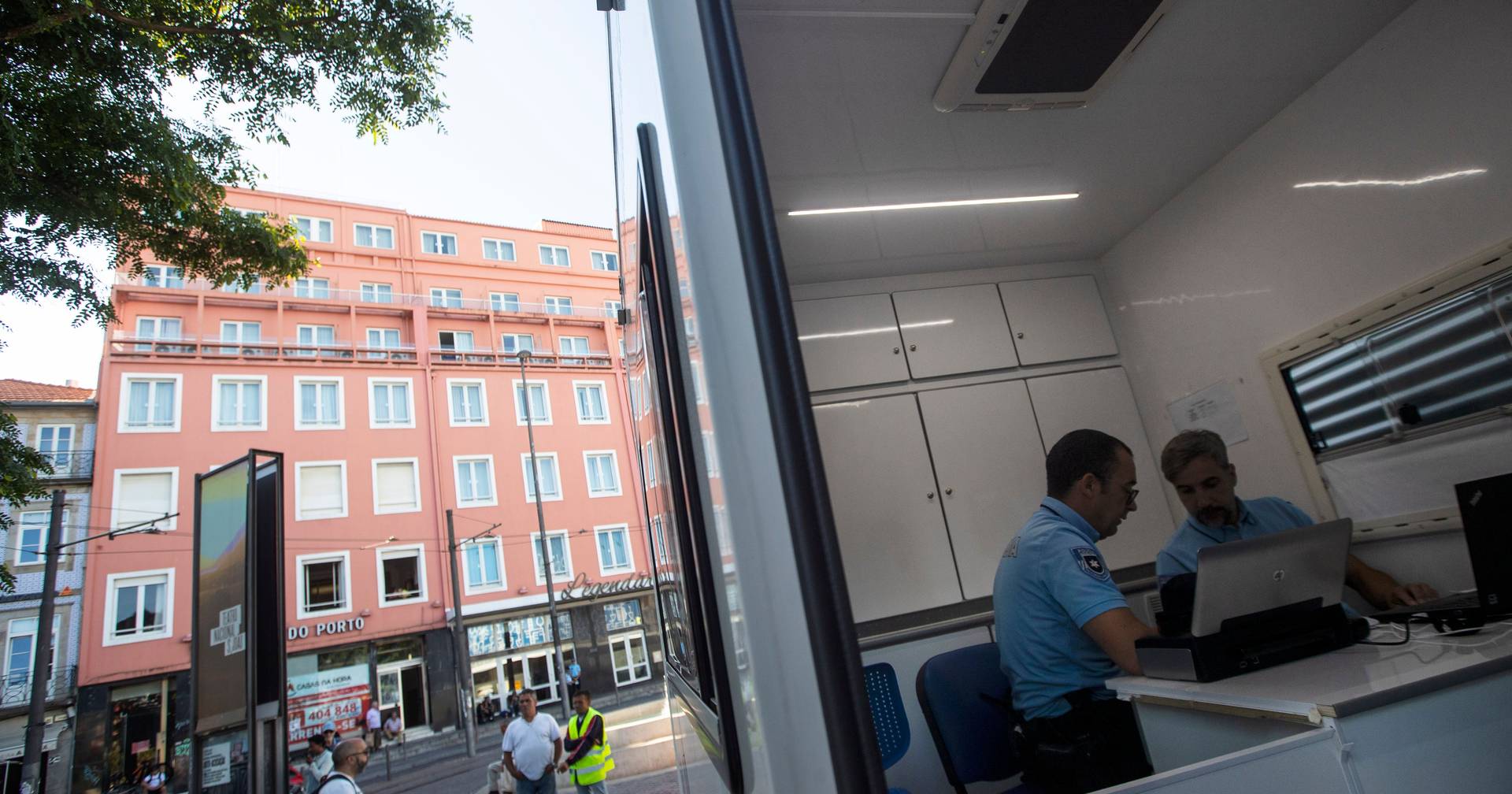 Unidade móvel da PSP em Lisboa e no Porto: moradores sentem-se mais ...