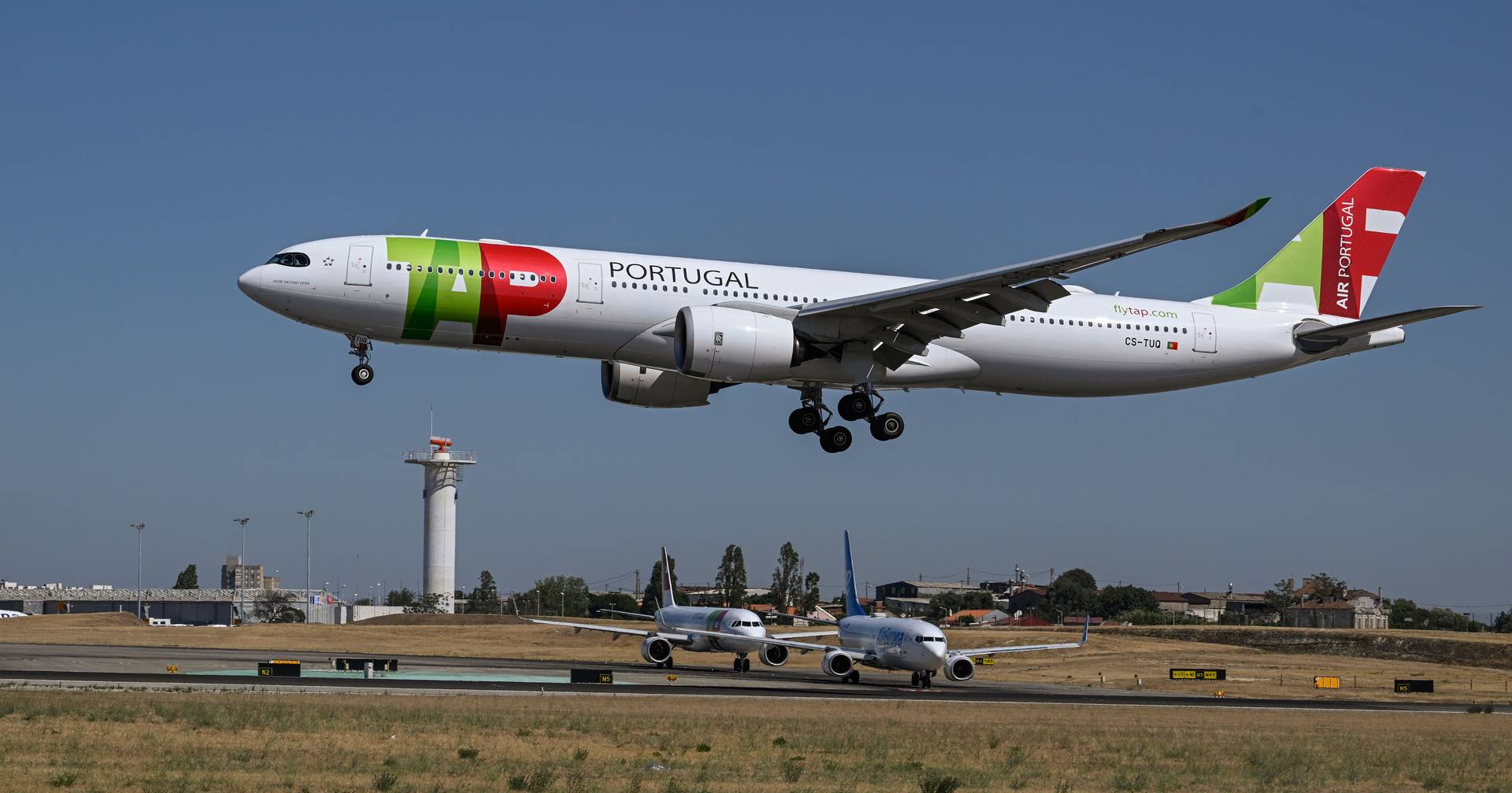 Avião da TAP colidiu com moto durante aterragem na Guiné Conacri - SIC ...