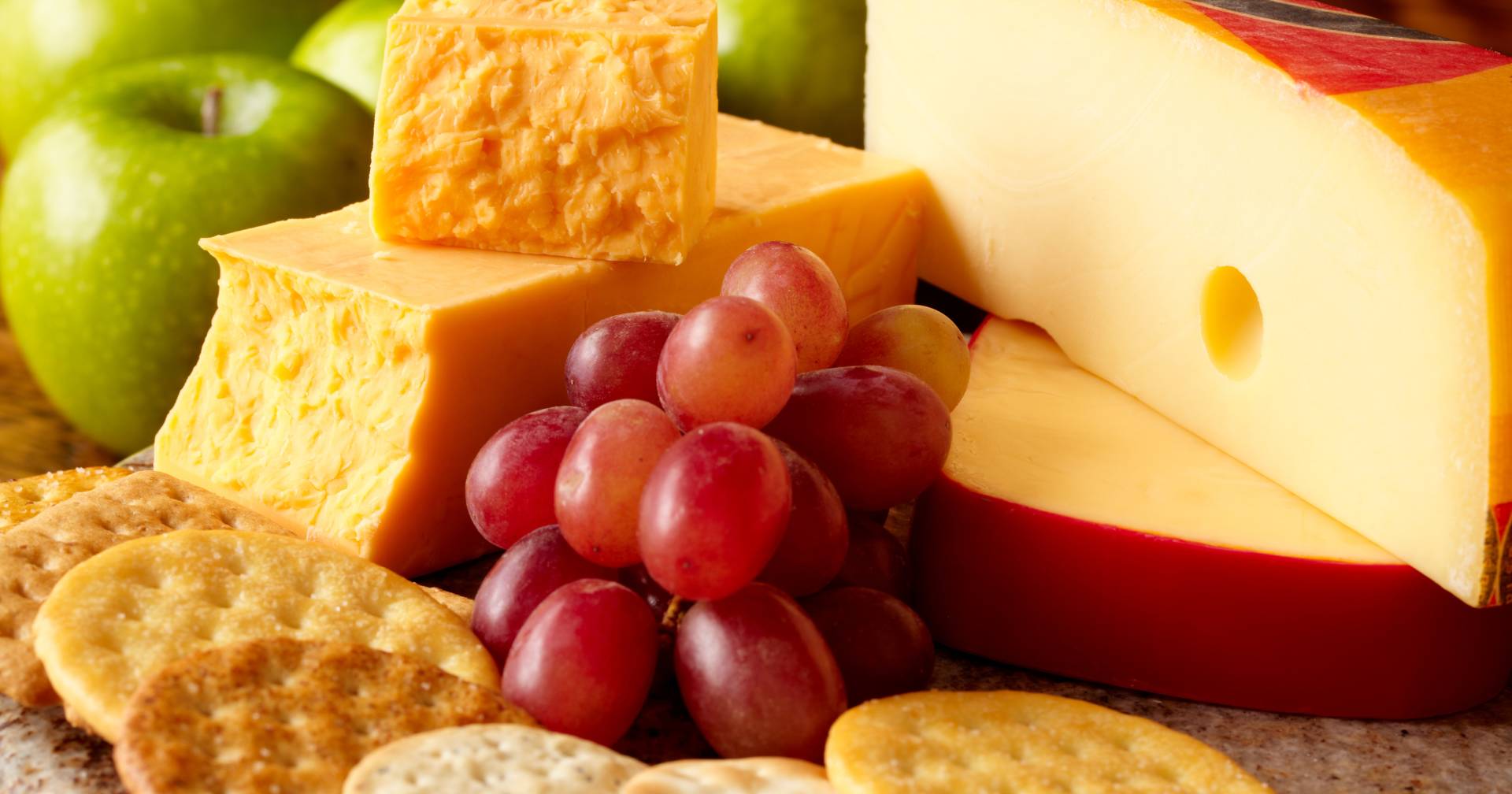 Queijo Jarlsberg pode ou não ajudar a prevenir a osteoporose? - SIC ...
