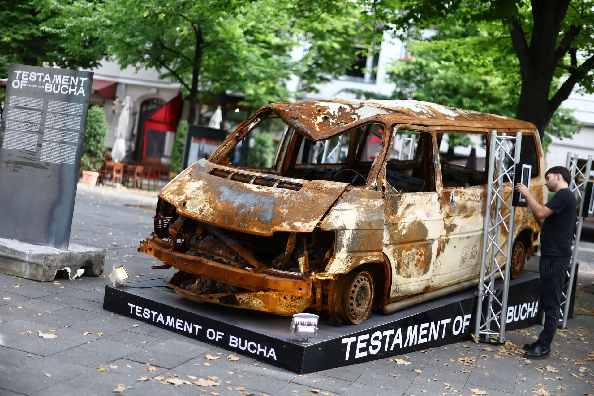 Carro destruído no massacre de Bucha em exposição em Berlim - SIC Notícias