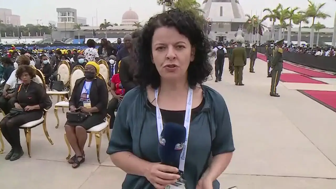 A jornalista da SIC descreve o ambiente na Praça da República - SIC ...