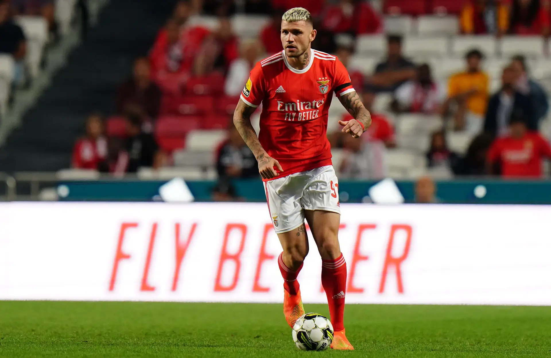 Morato desfalca defesa do Benfica durante algumas semanas - SIC Notícias