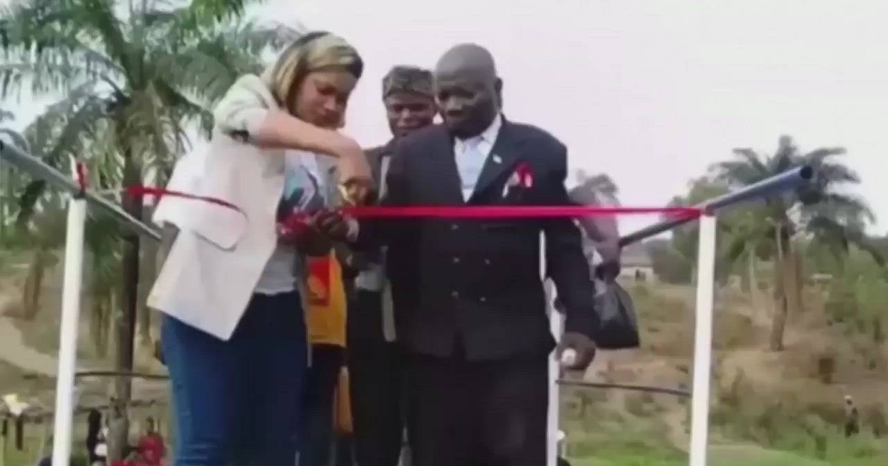 Momento insólito: ponte colapsa quando era inaugurada - SIC Notícias