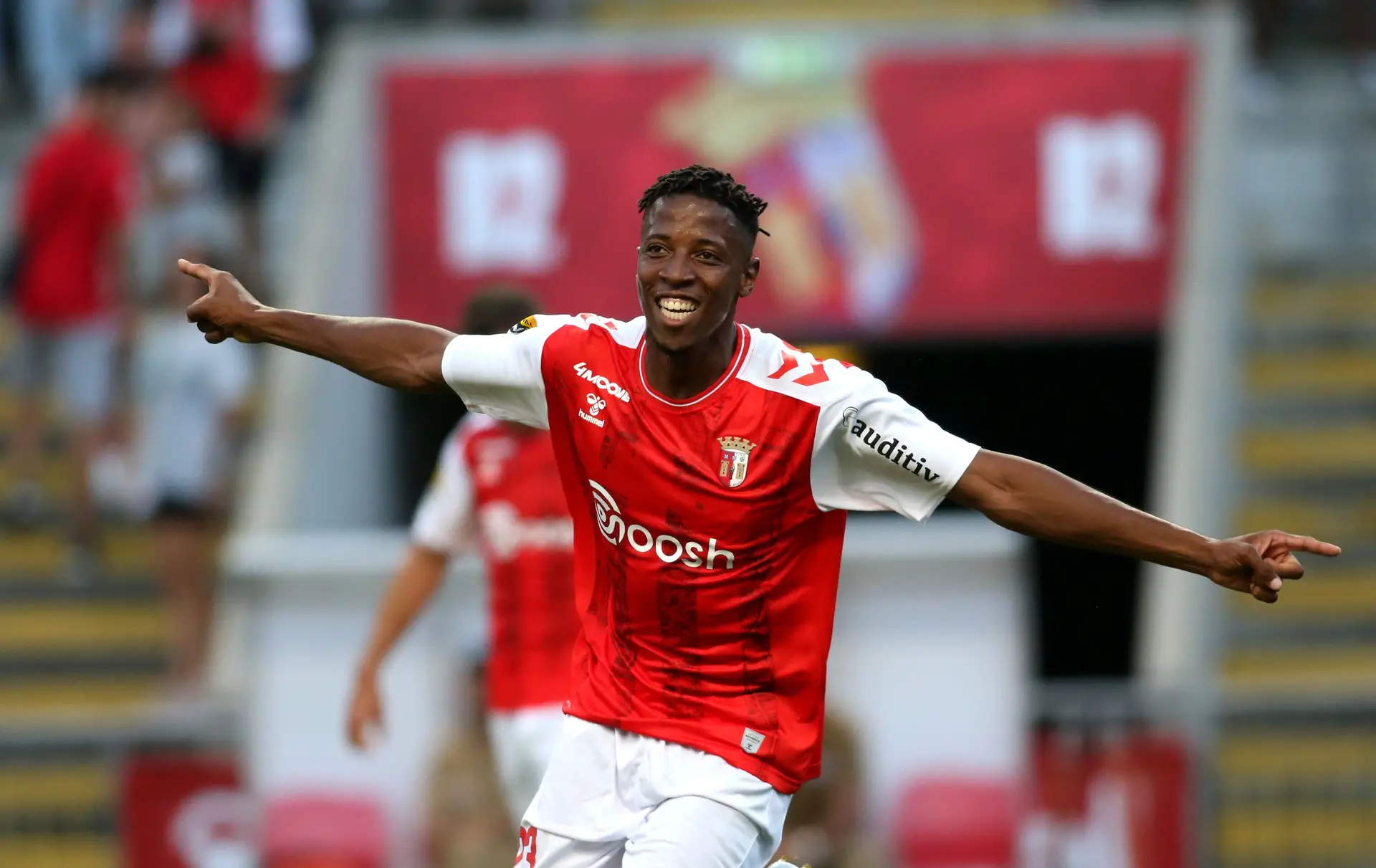 Simon Banza do SC Braga eleito melhor jogador da I Liga em agosto - SIC ...