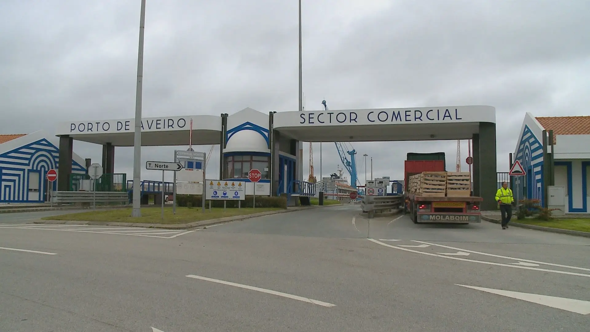 Incêndio em Aveiro mobiliza cinco corporações de bombeiros - SIC Notícias