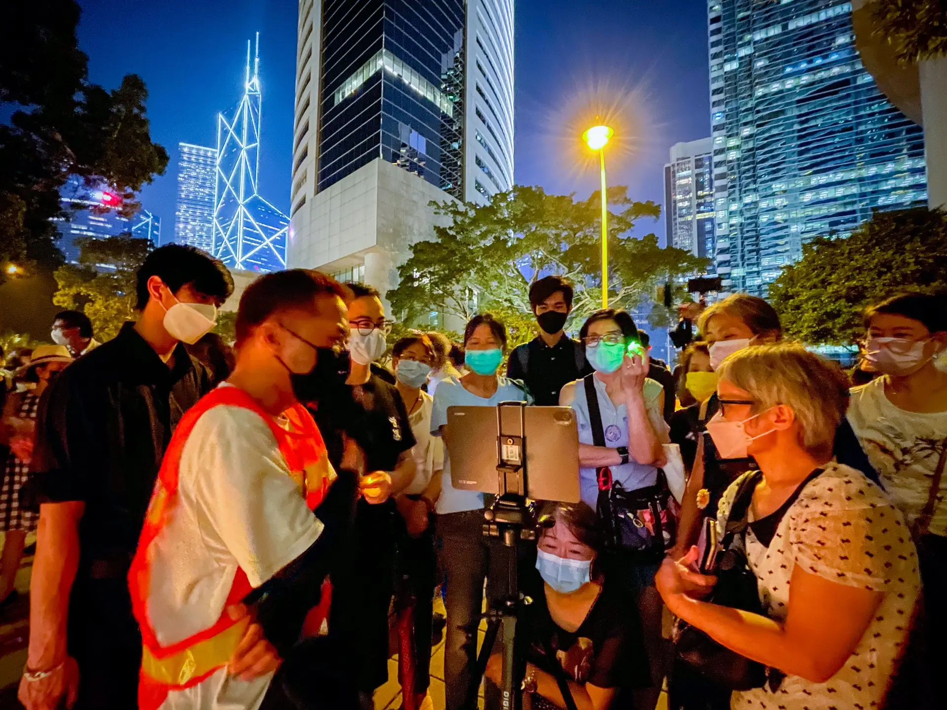 Homem acusado de sedição em Hong Kong após prestar homenagem a Isabel ...