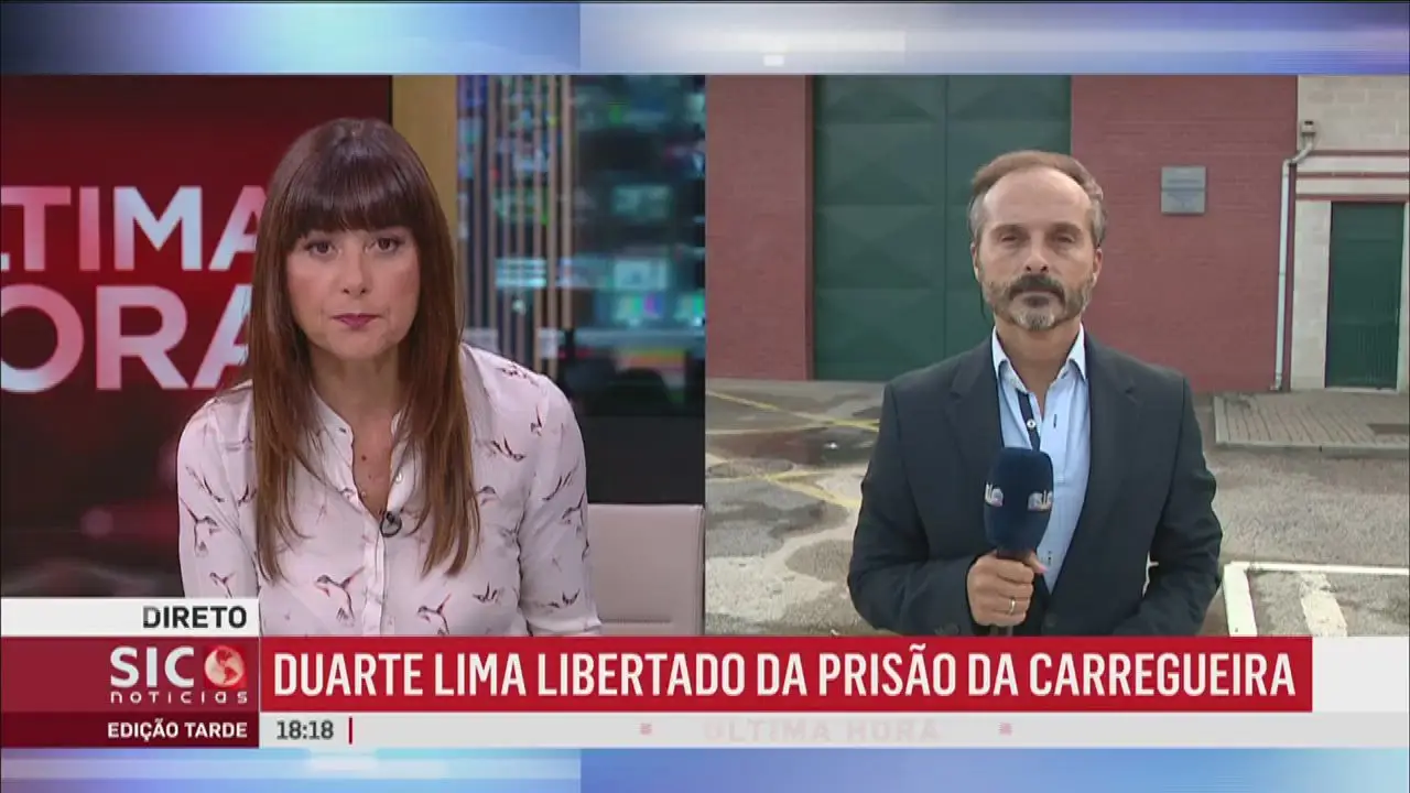 O jornalista Pedro Freitas está à porta da prisão da Carregueira - SIC Notícias