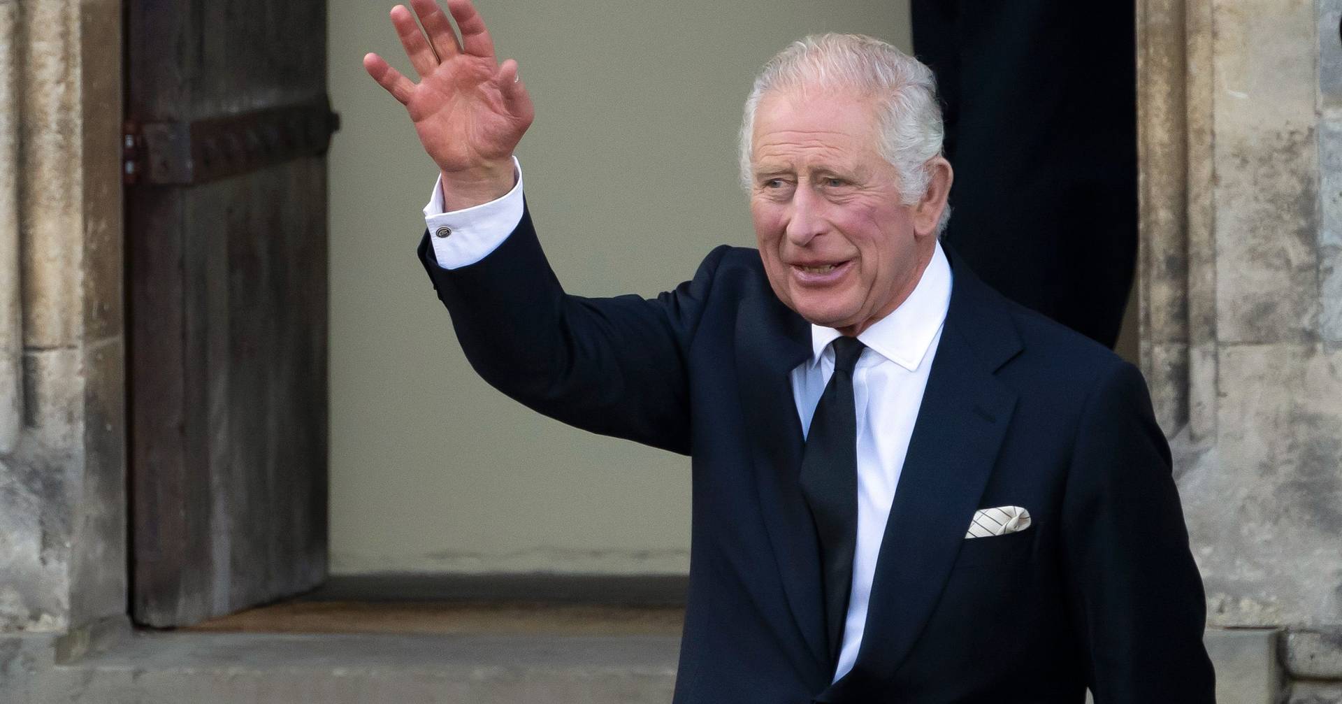 Carlos III: um livro à descoberta do novo Rei britânico - SIC Notícias