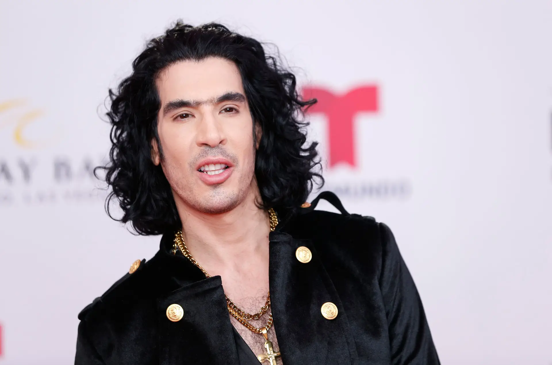 Morreu o cantor e modelo Andrés Cuervo - SIC Notícias