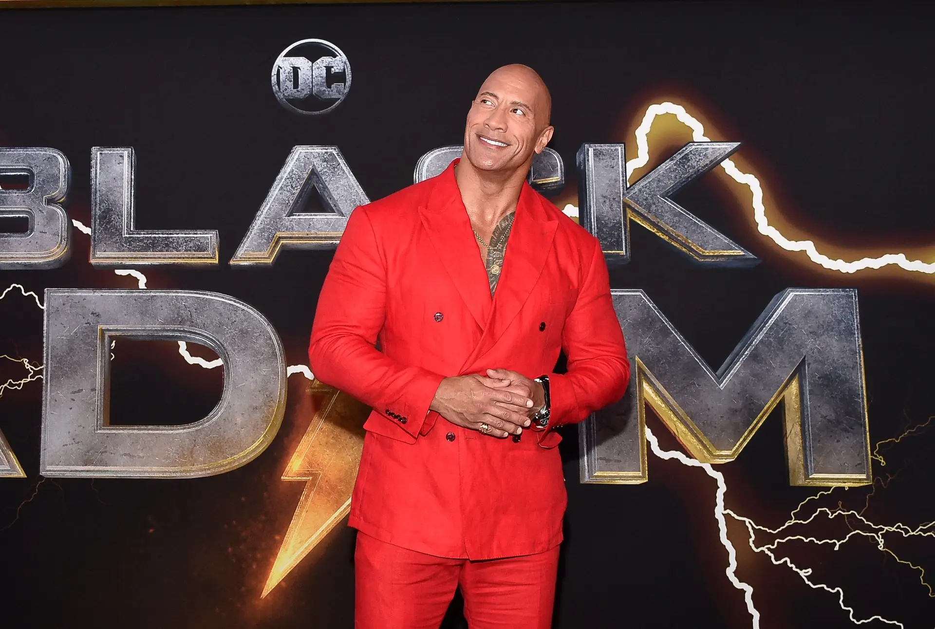 The Rock ganha superpoderes em "Black Adam" - SIC Notícias