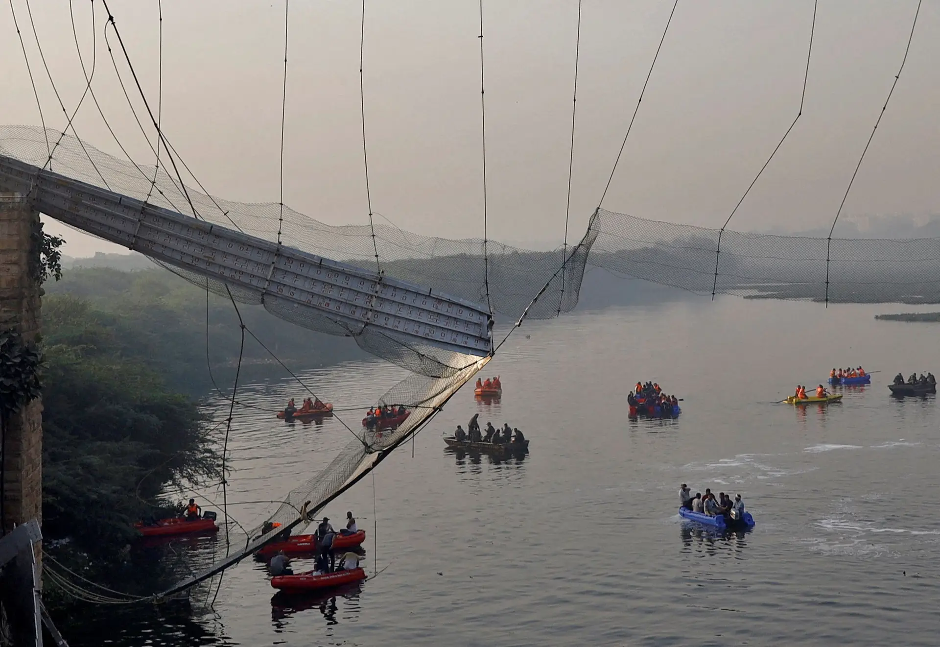 Queda de ponte na Índia provoca mais de 130 mortes - SIC Notícias