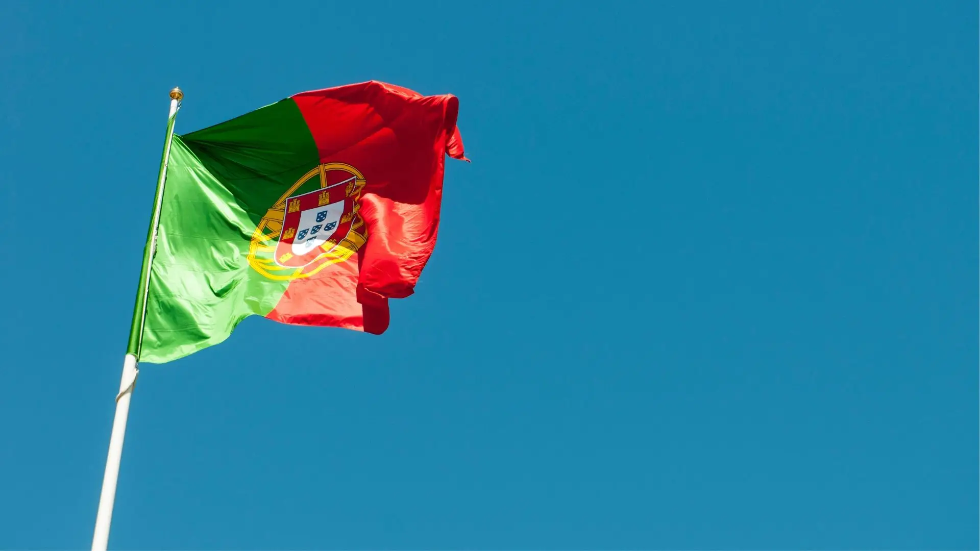 Portugal tem de mudar formato de cartões de identidade e residência de cidadãos da UE - SIC Notícias