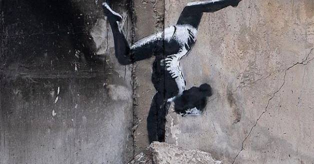Bansky esteve na Ucrânia e deixou a sua marca em destroços de guerra ...
