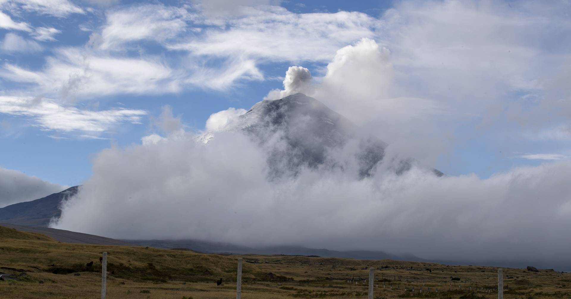 Vulcão no Equador expele coluna de gases e cinza a 1,8 quilómetros de ...