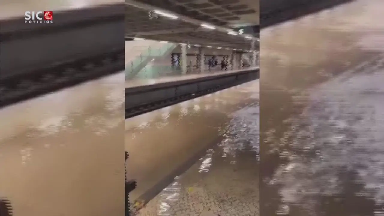 Água cai pelas escadas da estação de metro de Odivelas - SIC Notícias