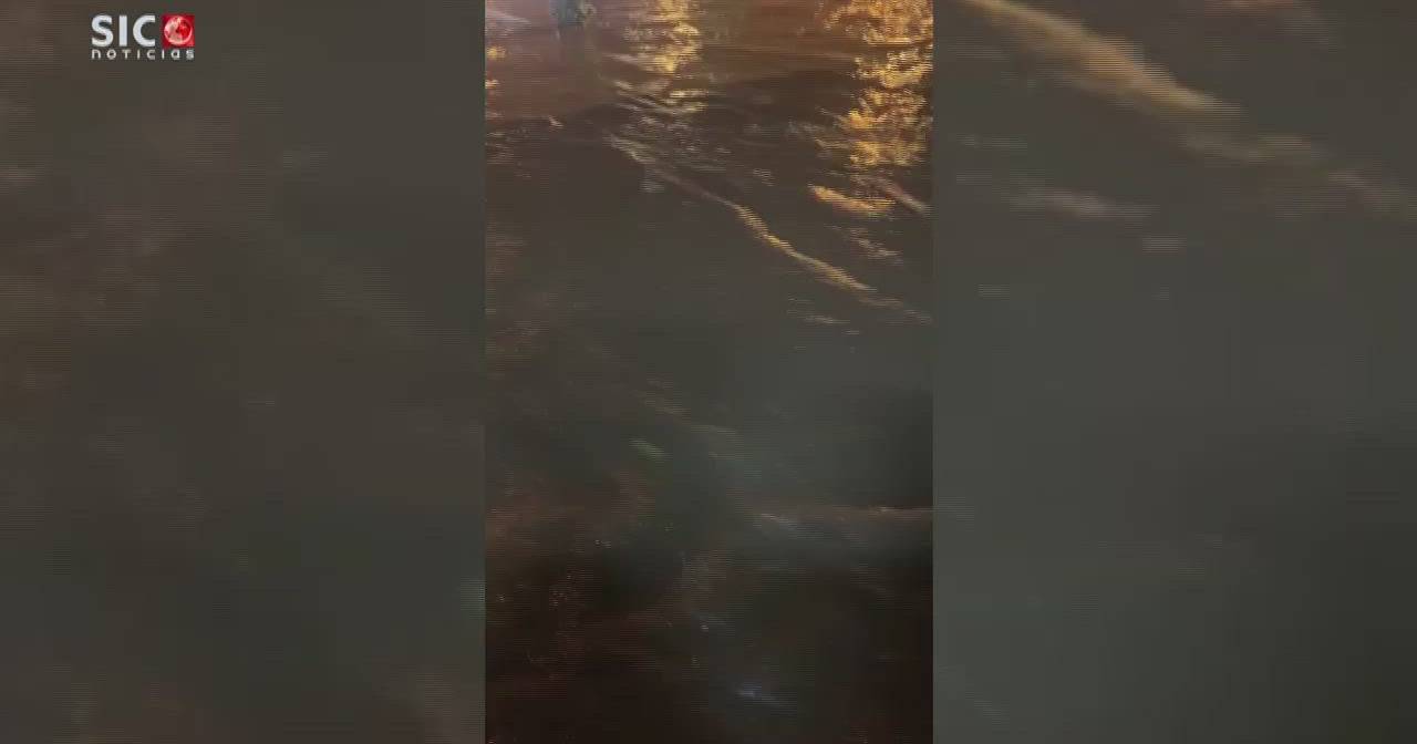 Inundações chegam ao nível dos joelhos na zona de Algés - SIC Notícias