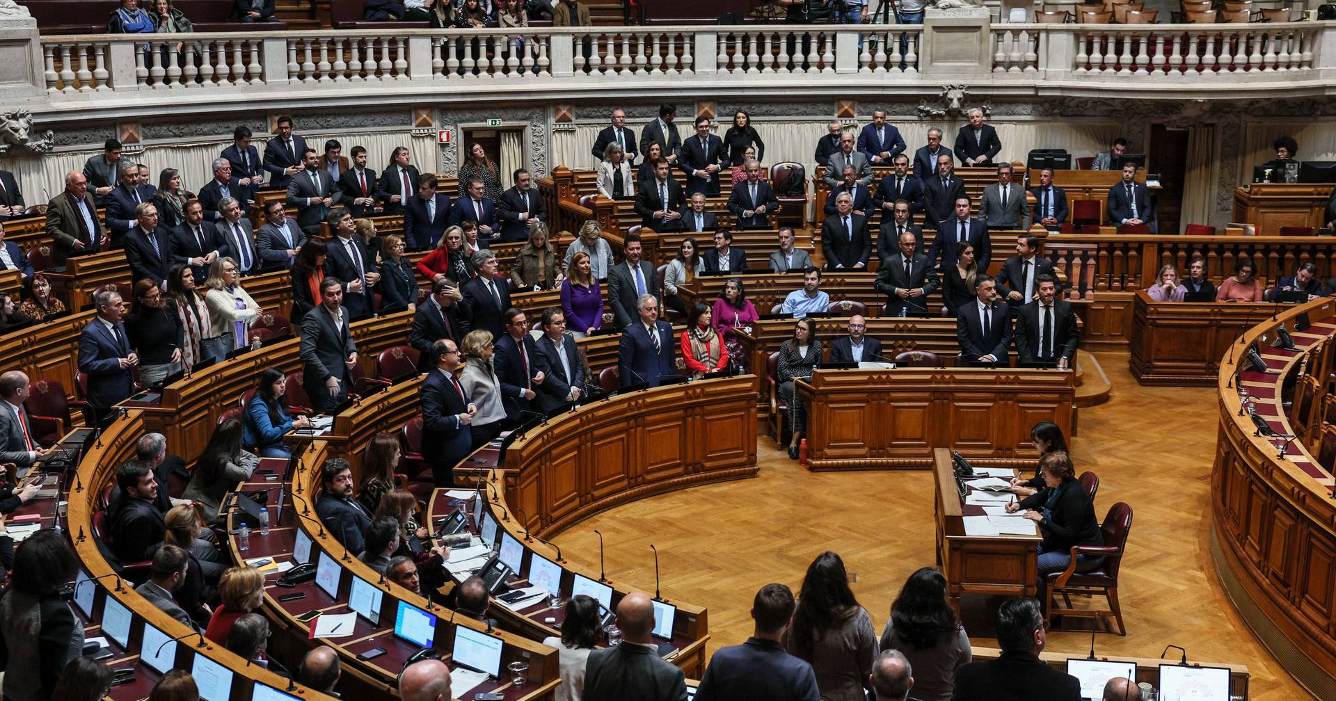 Lei sobre a despenalização da eutanásia aprovada no Parlamento - SIC ...