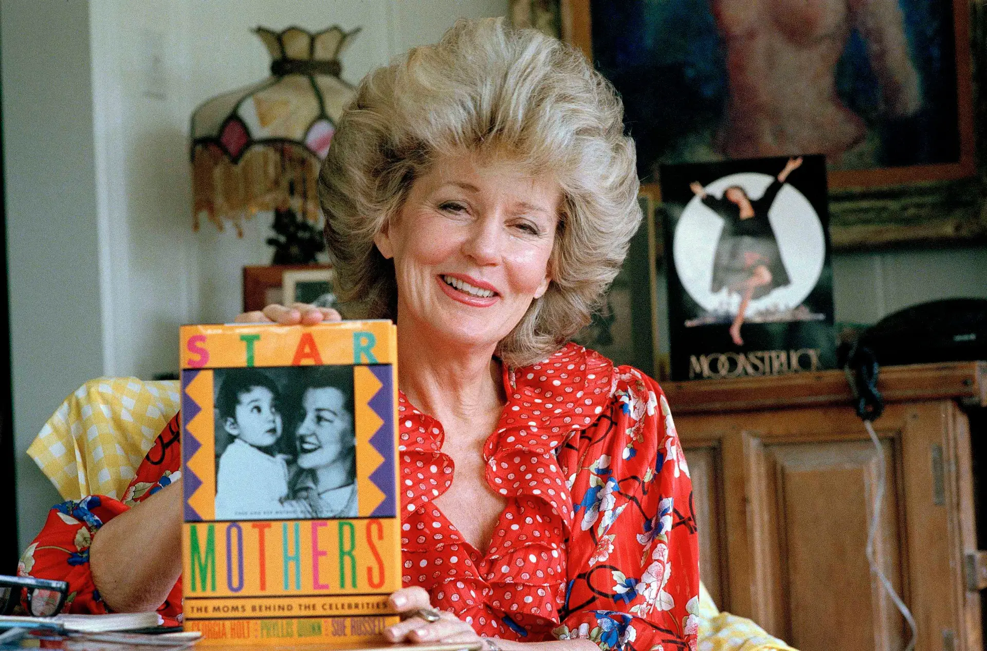 Morreu a atriz Georgia Holt, mãe da cantora Cher - SIC Notícias