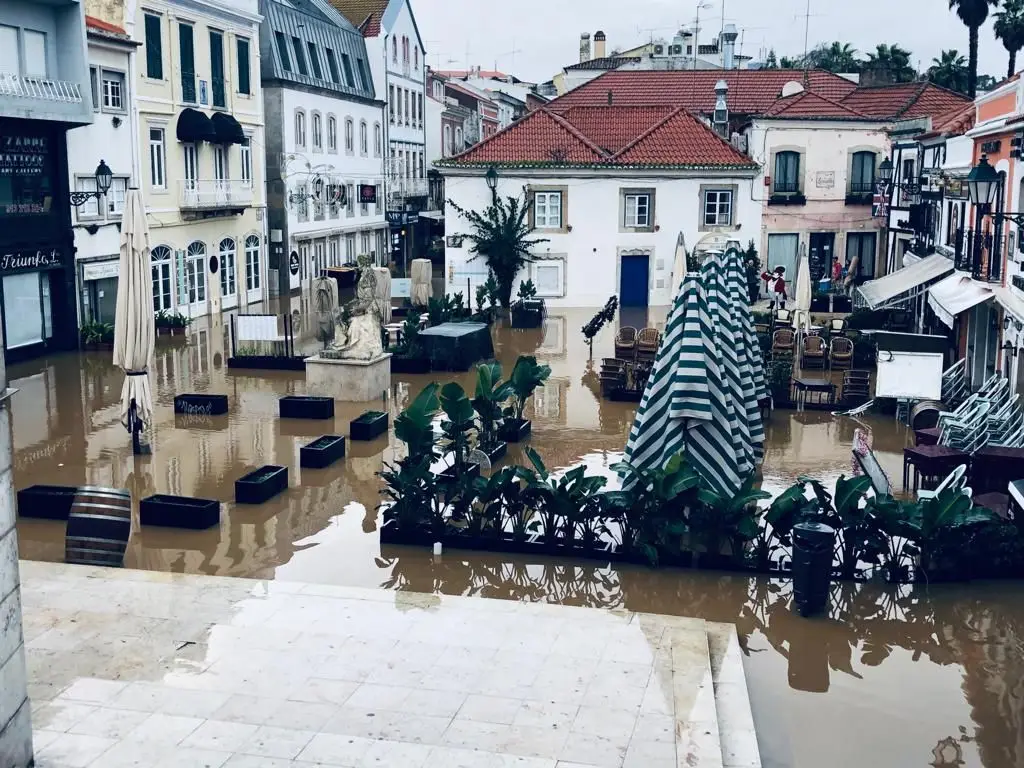 As imagens do centro de Cascais inundado - SIC Notícias