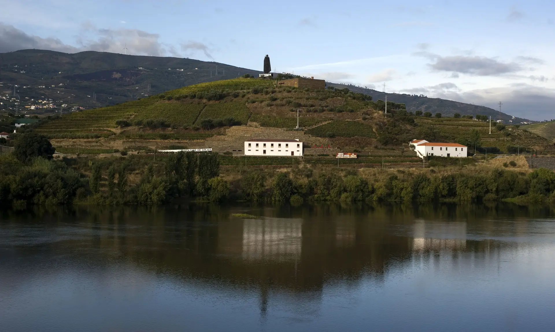 Acesso ao cais da Régua cortado devido à subida do rio Douro - SIC Notícias