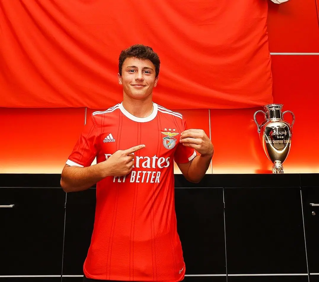 Benfica renova contrato com o jovem João Neves - SIC Notícias