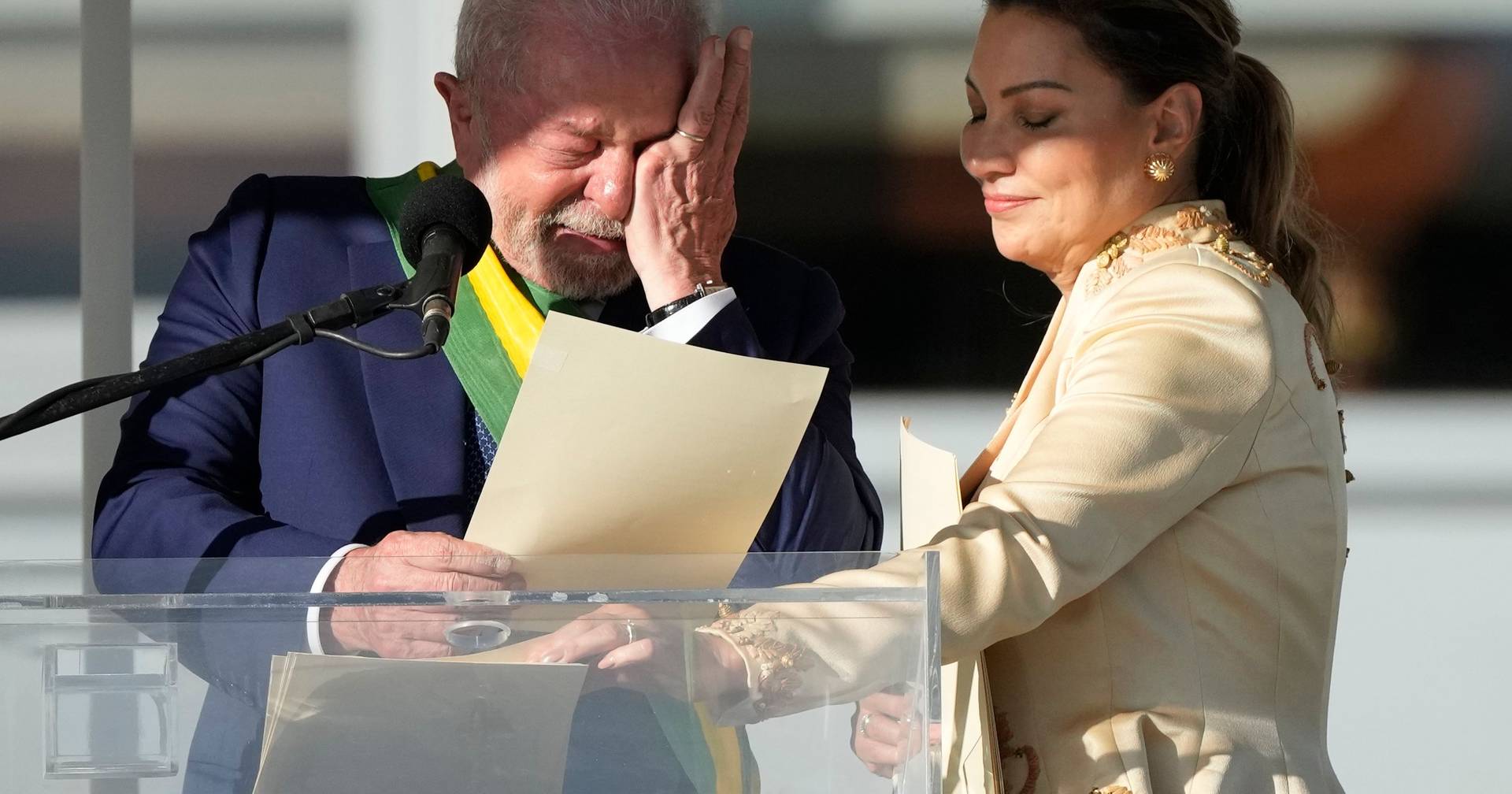 A caneta, as lágrimas, a cadela e o coração: as imagens da tomada de ... A caneta, as lágrimas, a cadela e o coração: as imagens da tomada de ...