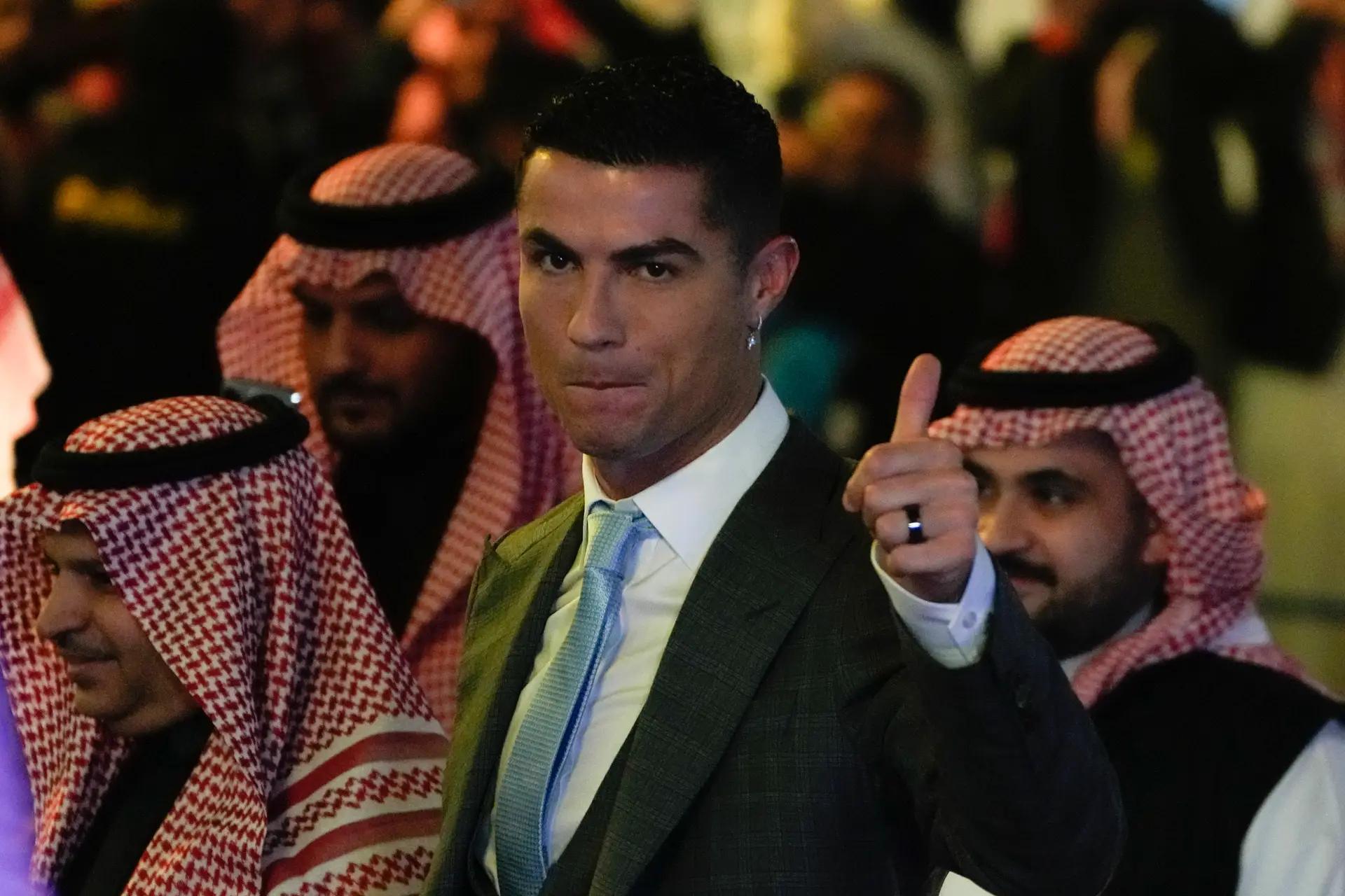 Como é a luxuosa suíte de Cristiano Ronaldo e família? - SIC Notícias