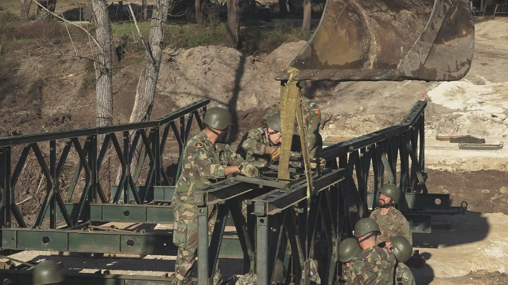 Militares instalam ponte em aldeia de Ponte de Sor que foi isolada pelo ...