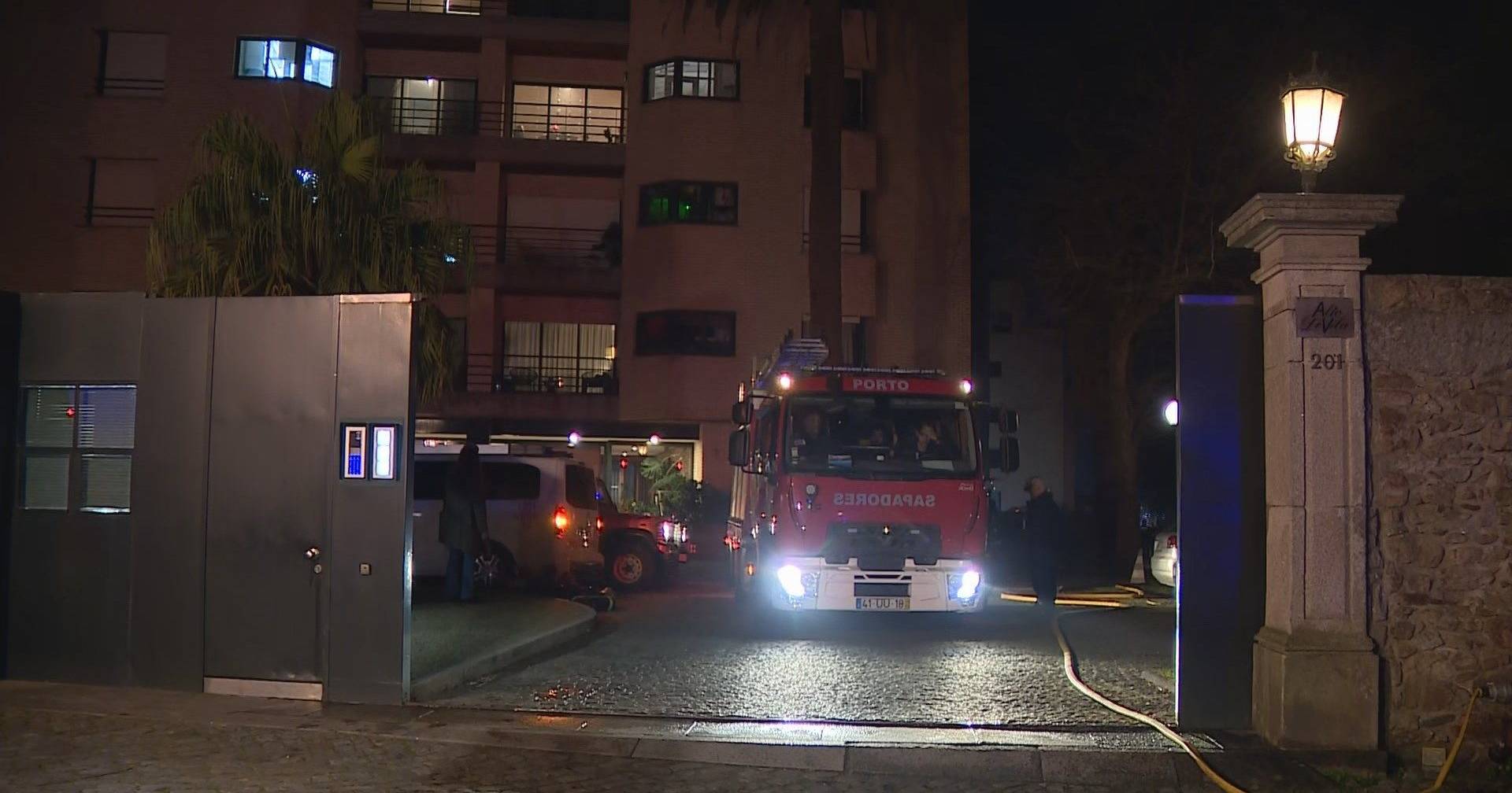 Dois feridos em incêndio em prédio na Foz do Porto - SIC Notícias