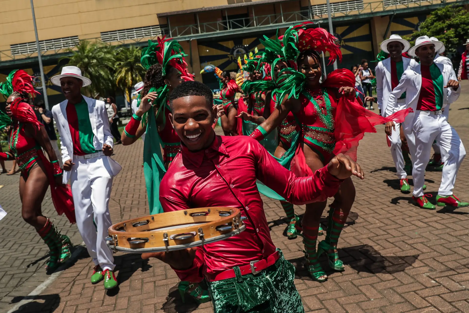 Brasileiros ultimam os preparativos para "o maior Carnaval da história ...